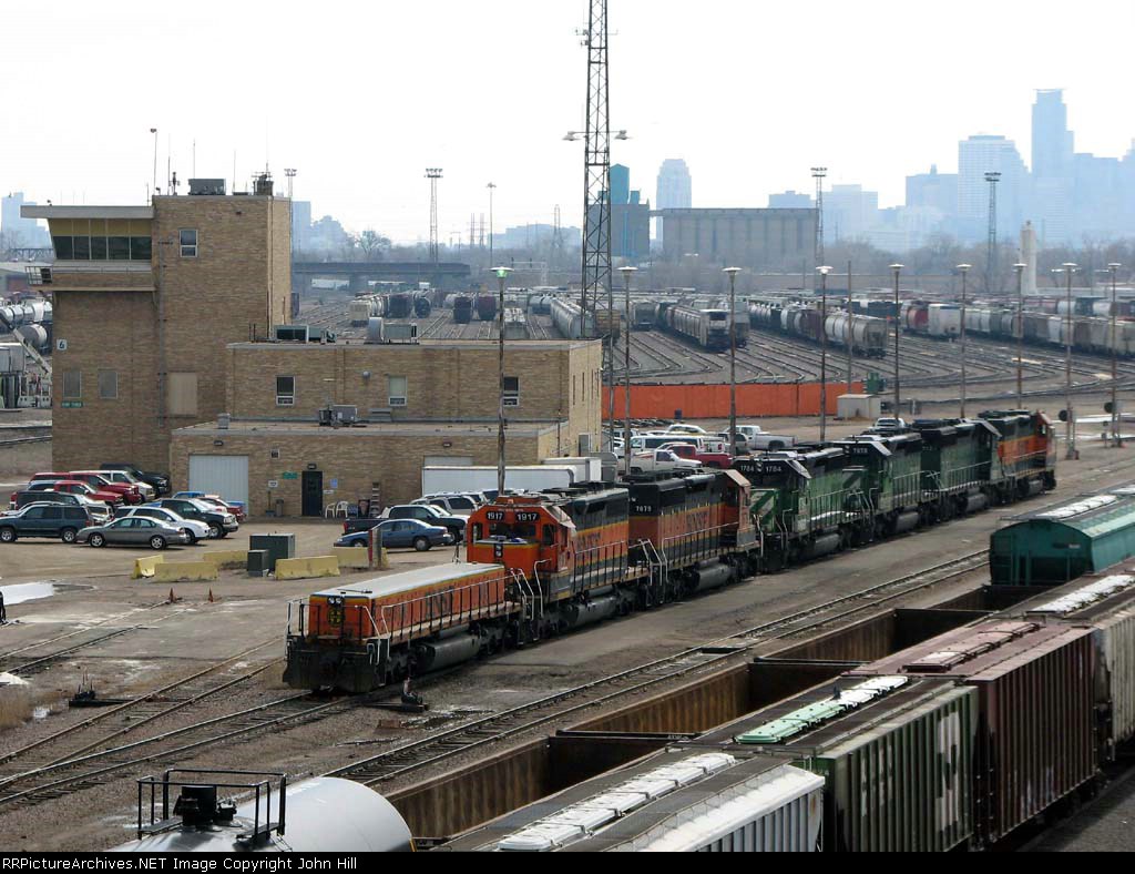 090317011 BNSF 3973-1917-7879-1784-7878-7128 at Northtown Yard